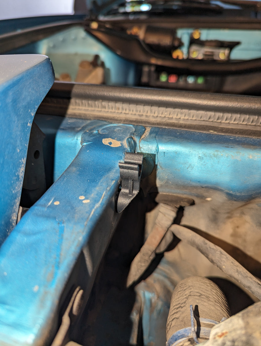 MR2 (AW11) - Front Hood Prop Rod Clip – AutoExtrude